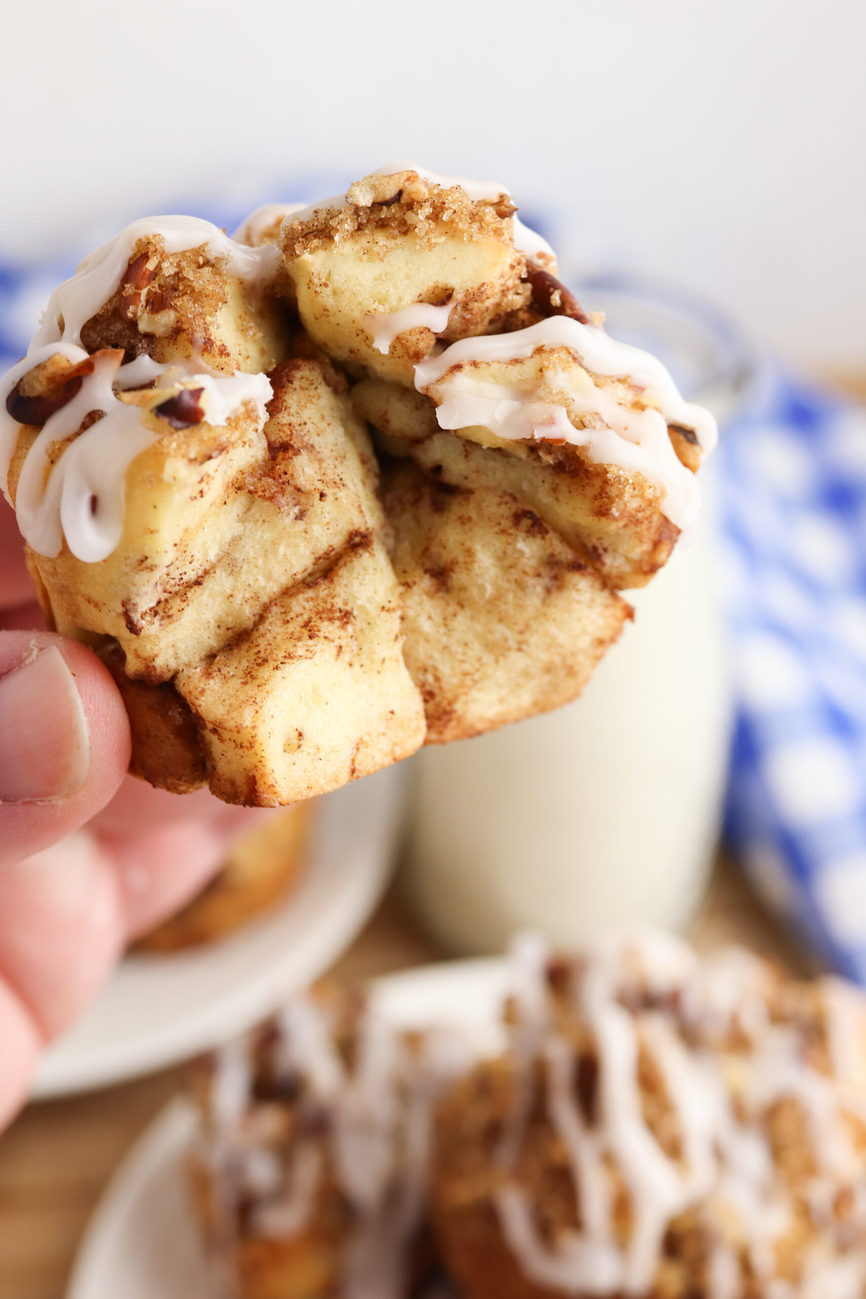 Turn Cinnamon Rolls into Muffins! Easy Cinnamon Roll Pecan Muffin ...