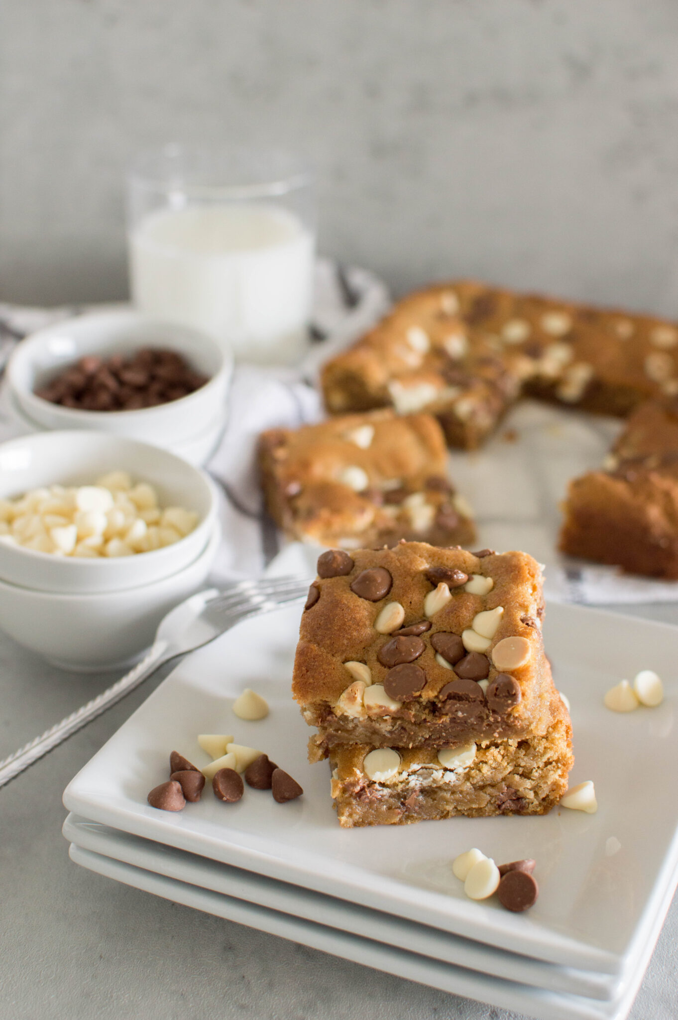 Double Chocolate Blondies Recipe | Delicious Chocolate Chip Blondies ...